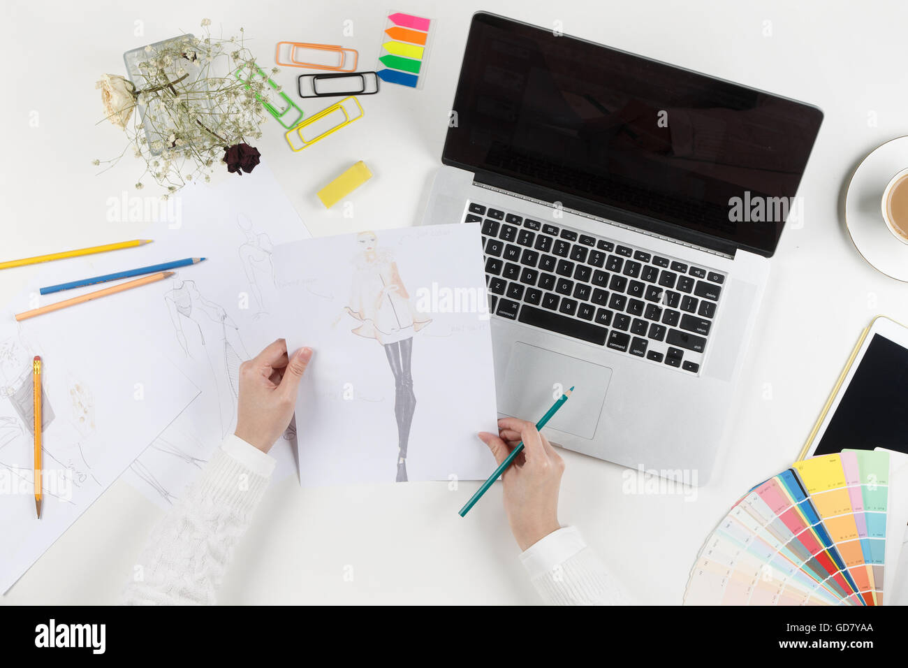 Chinese fashion designer drawing hi-res stock photography and images ...