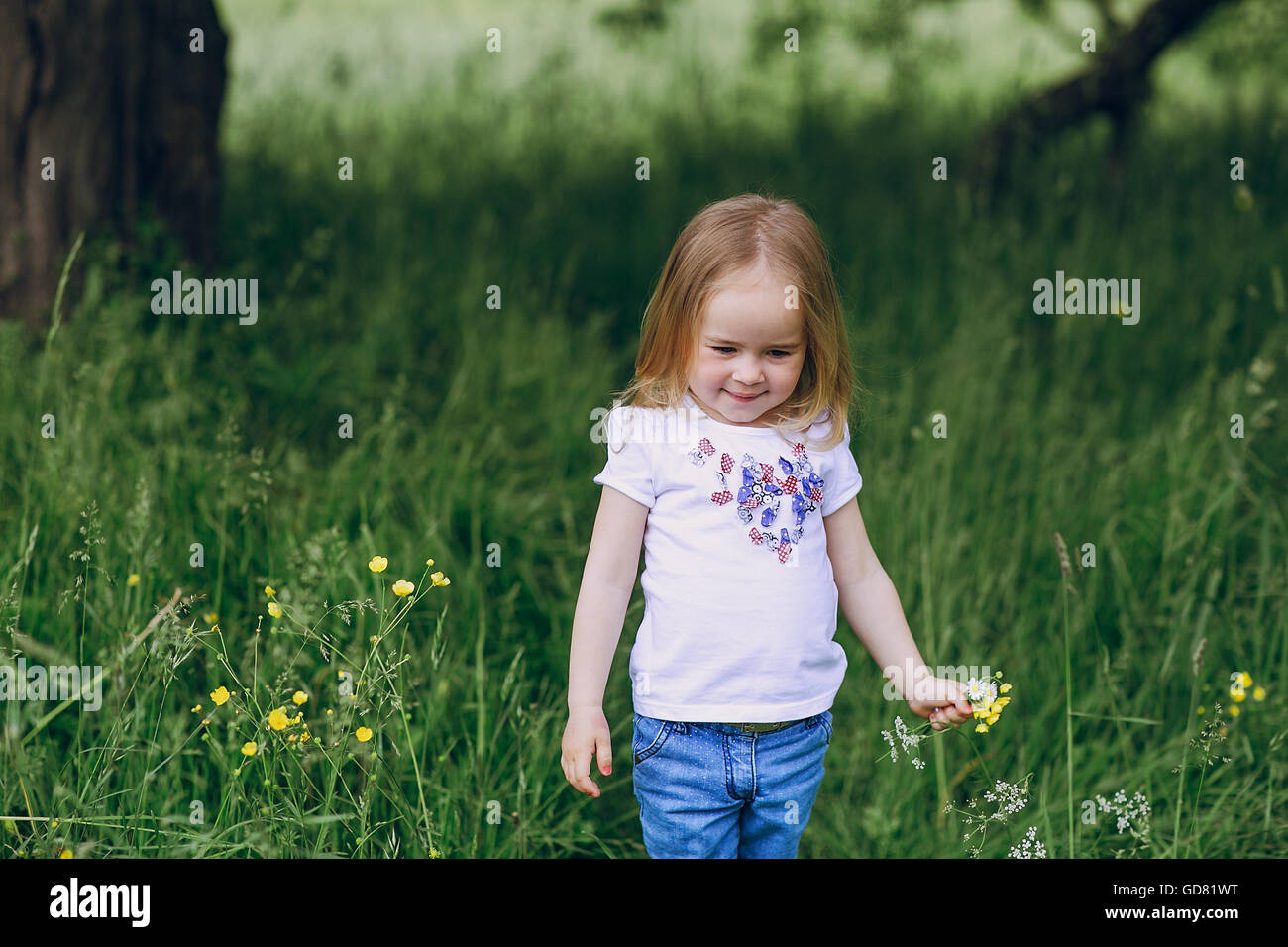 child near tree Stock Photo - Alamy