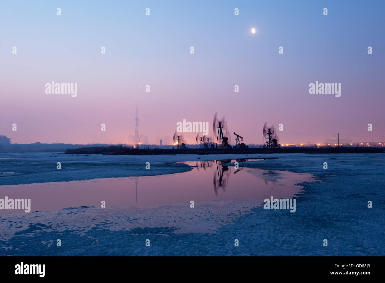 Fog oil rig hi-res stock photography and images - Alamy
