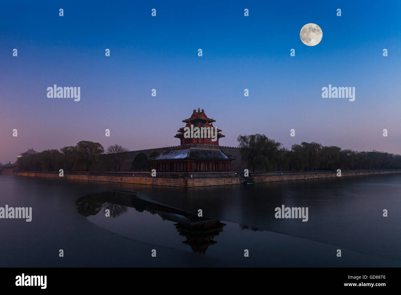The Imperial Palace watchtower night Stock Photo - Alamy
