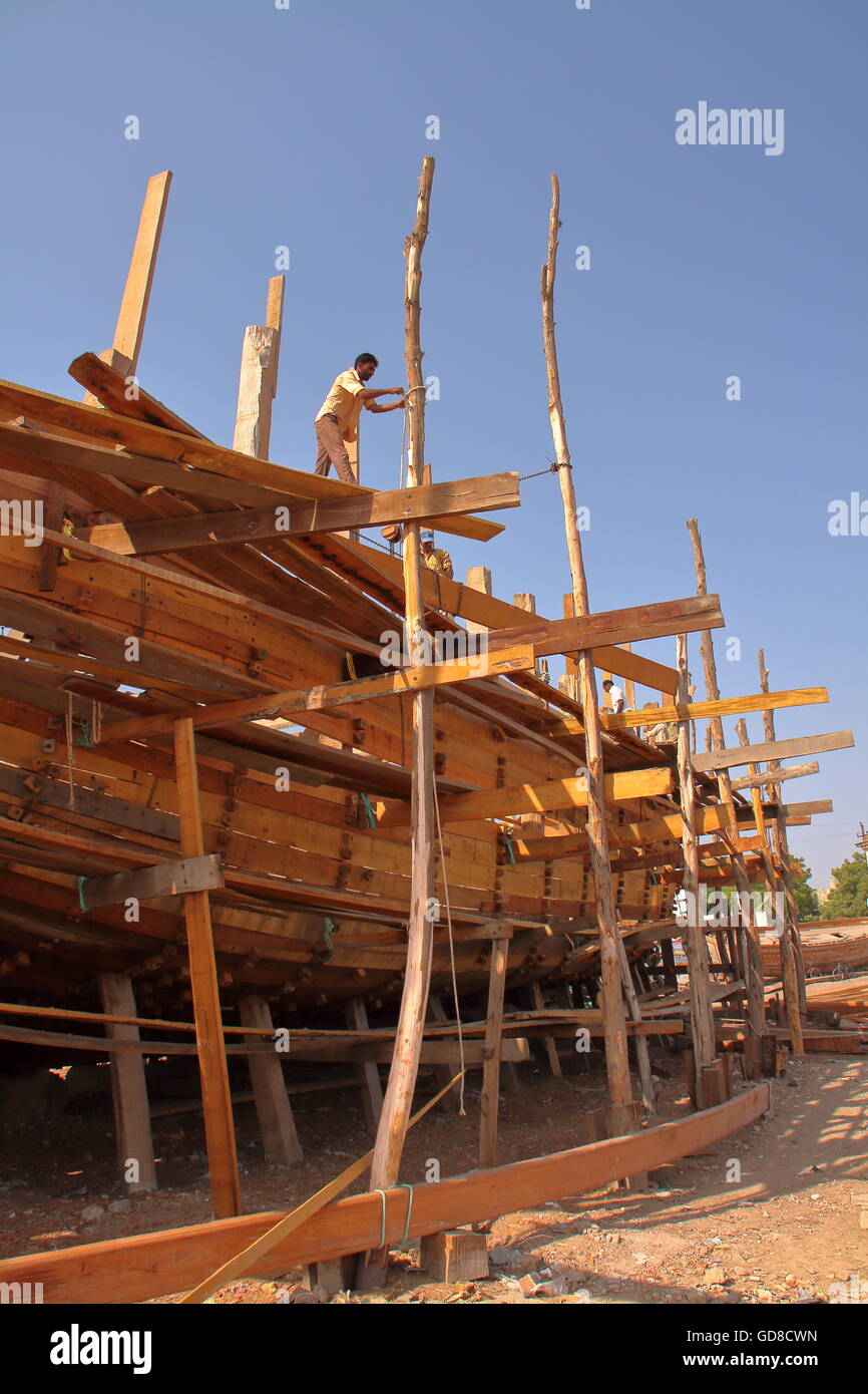 Dhow construction hi-res stock photography and images - Alamy