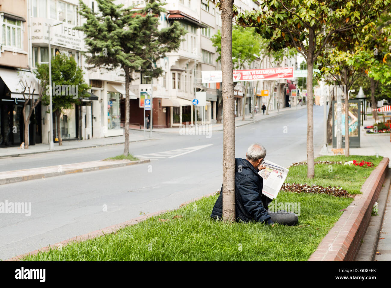 Reading newspaper outside hi-res stock photography and images - Alamy