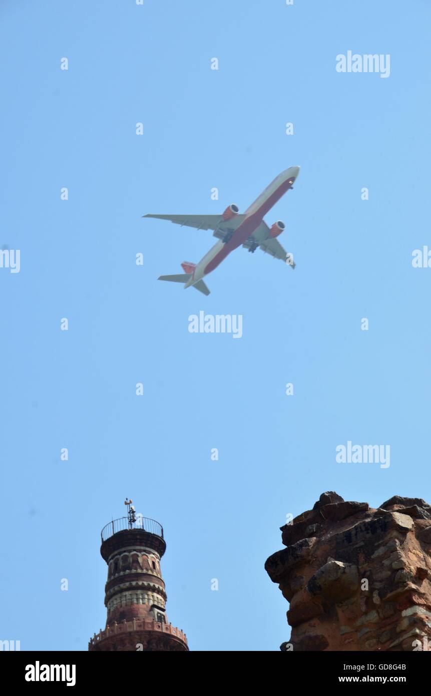 Airplanes fly hi-res stock photography and images - Alamy