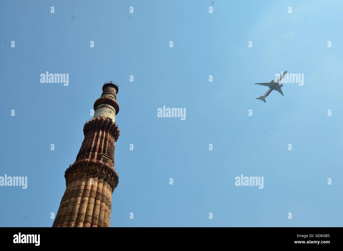 Airplanes fly past Qutub Minar, New Delhi, India Stock Photo - Alamy