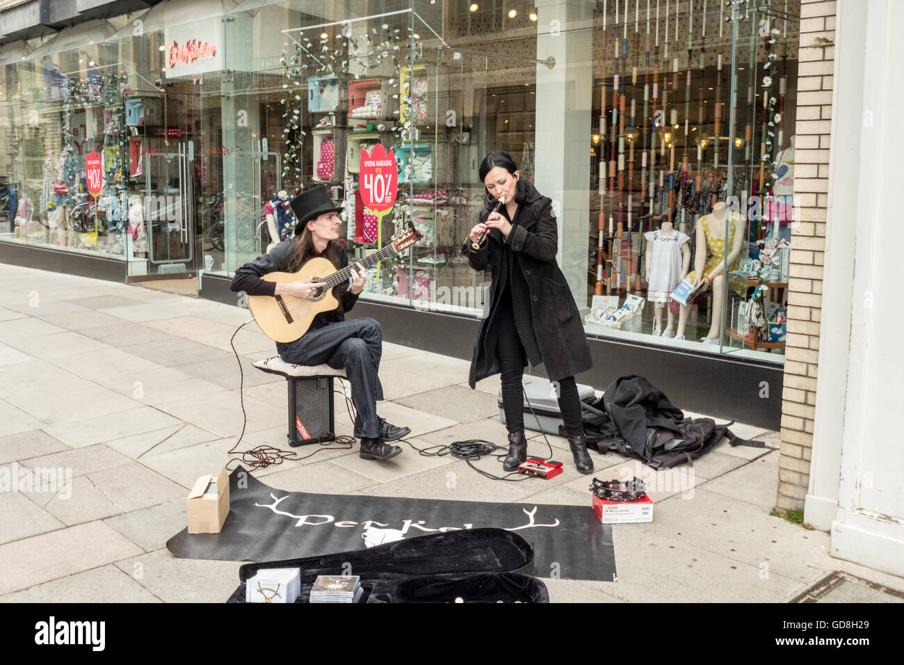 Street musicians standing hi-res stock photography and images - Alamy