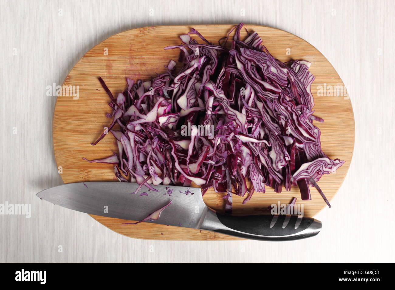 Shredding red cabbage Stock Photo - Alamy