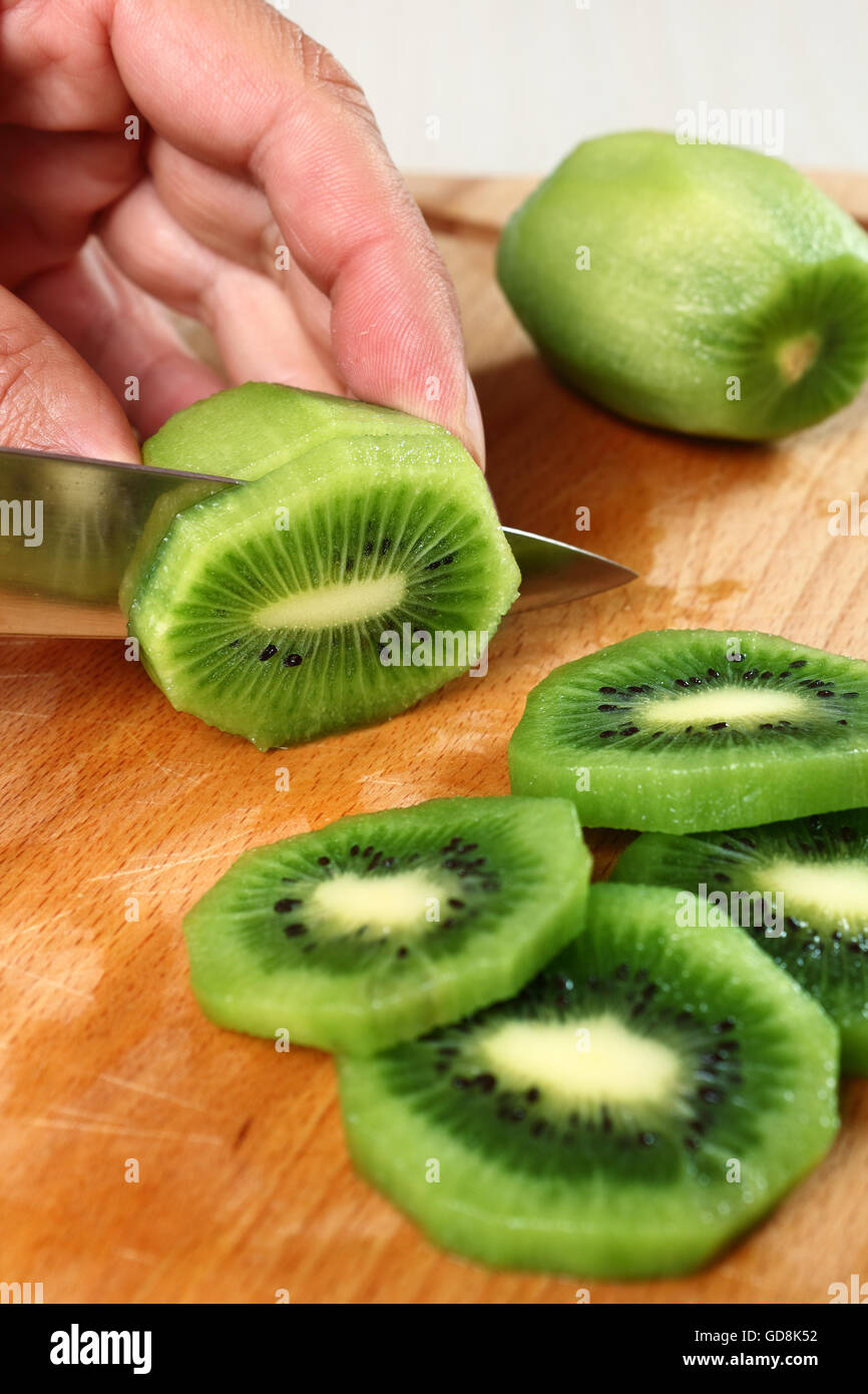 Cutting kiwi (kiwifruit Stock Photo - Alamy