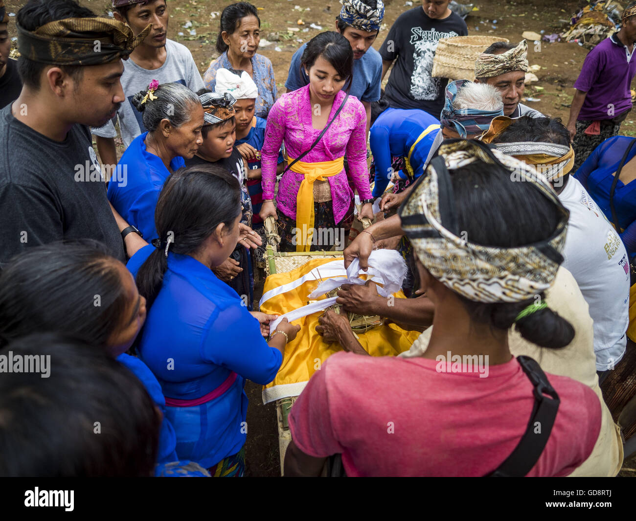 Ubud, Bali, Indonesia. 13th July, 2016. People wrap the ashes and ...