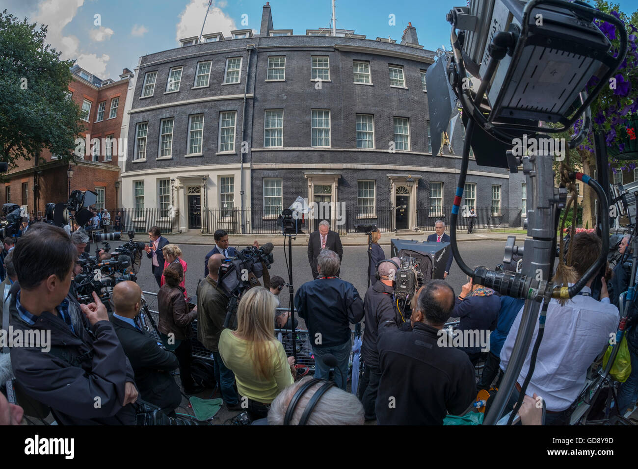The awaiting media outside 10 downing street hi-res stock photography ...