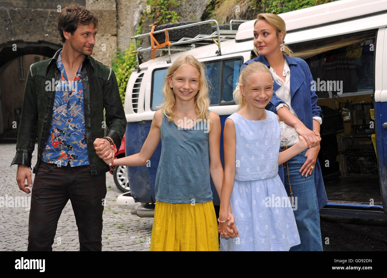 Actors Florian Stetter (as Jan, l-r), Delphine Lohamm (Luise) and Mia ...