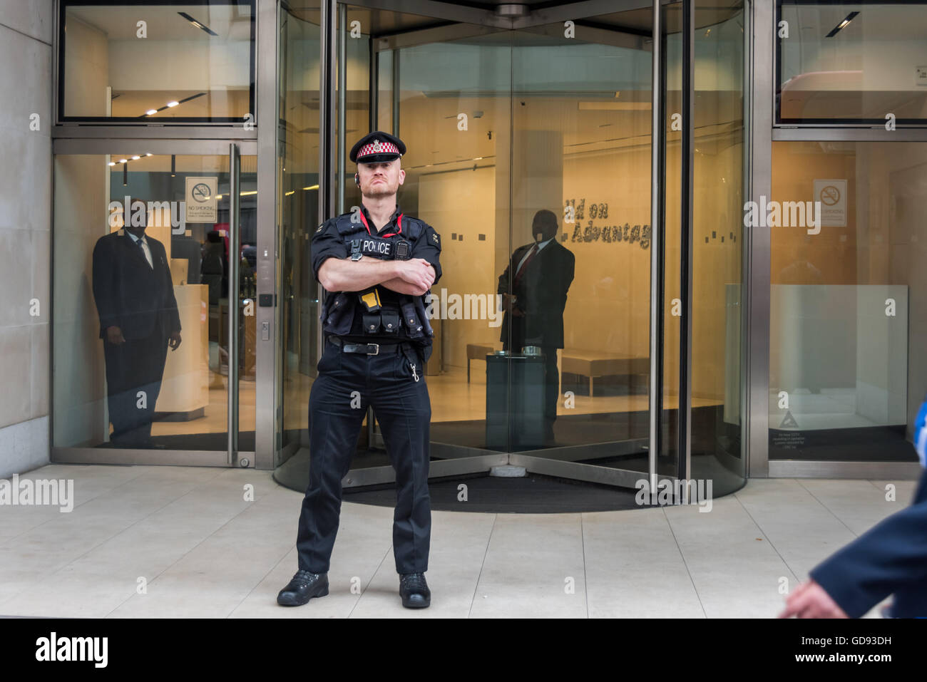Court security guard uk hi-res stock photography and images - Alamy