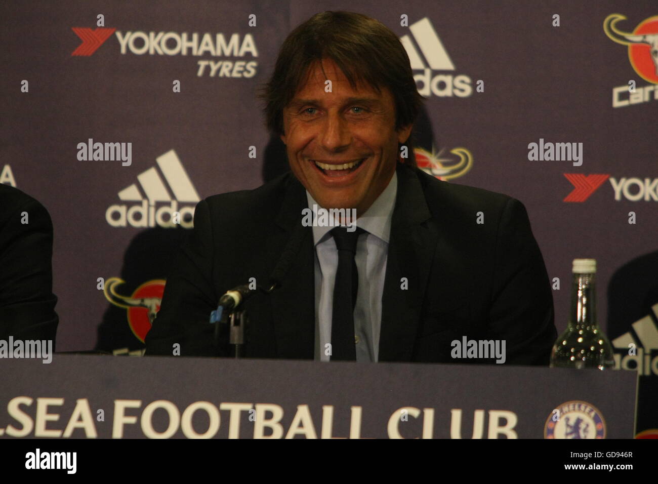 Chelsea football club pitch hi-res stock photography and images - Alamy