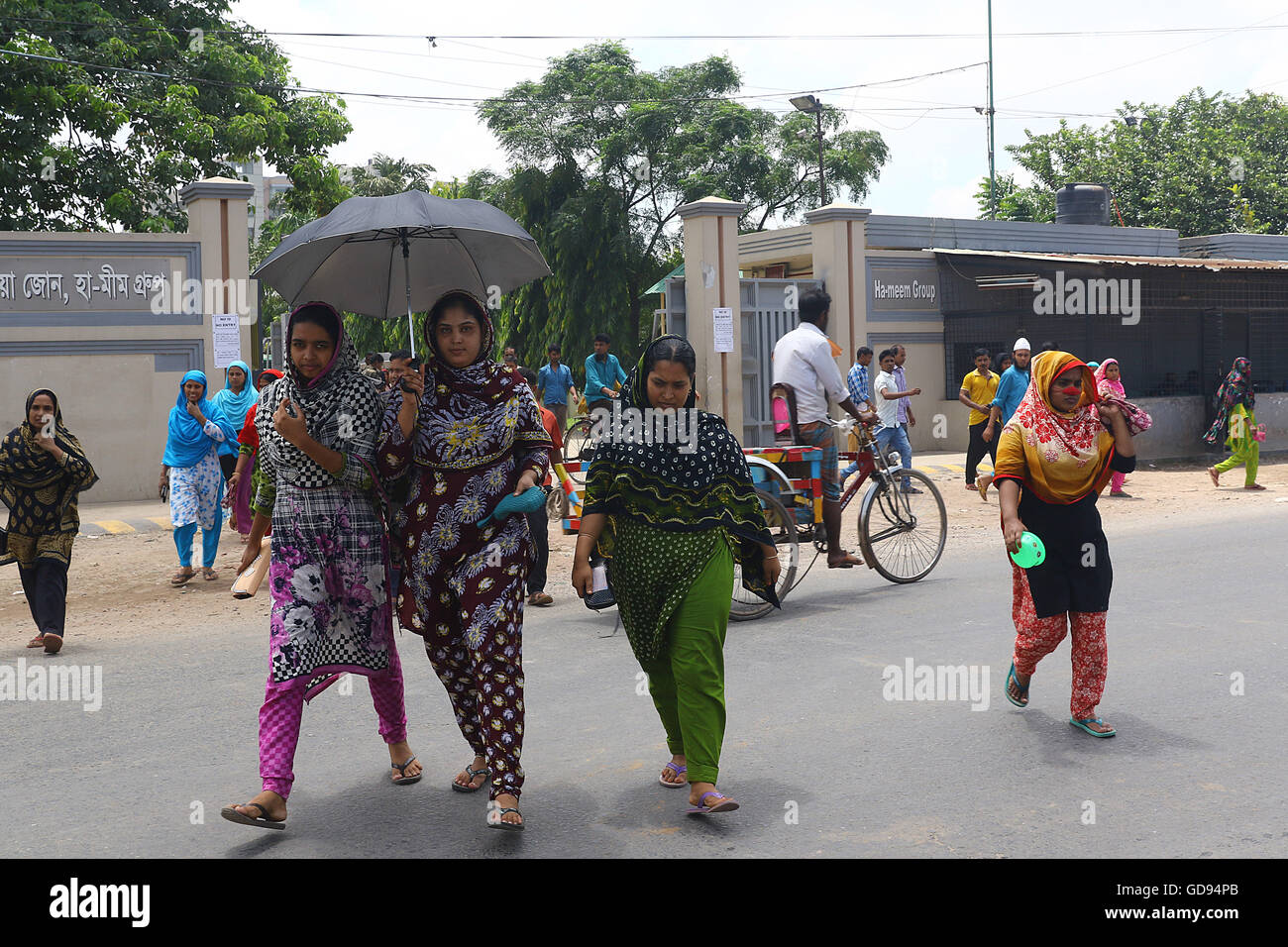 Dhaka 13 July 2016. Garments worker risk their lives by crossing the ...