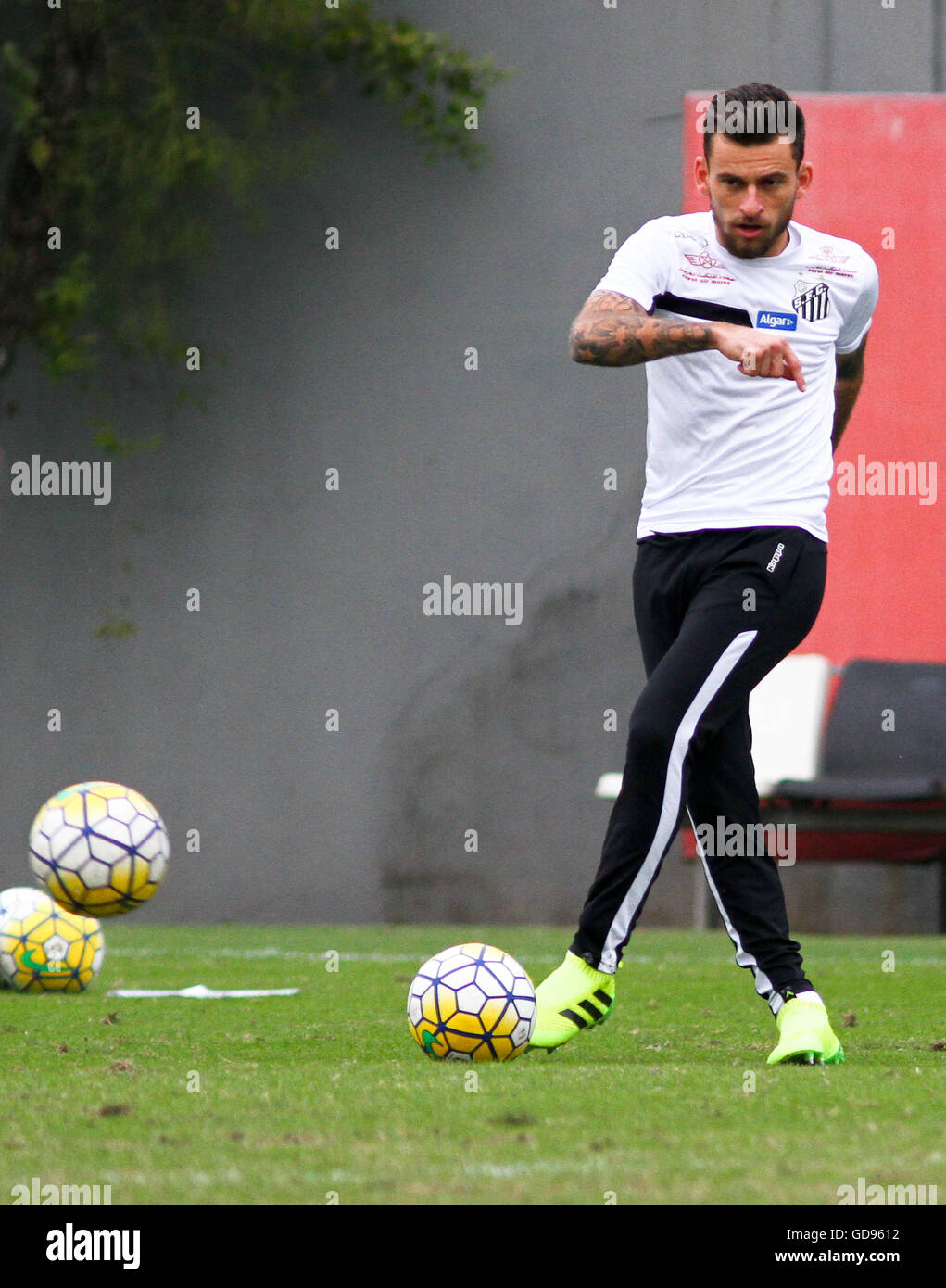 Lucas Lima during training of FC Santos held on Thursday (14) in the CT ...