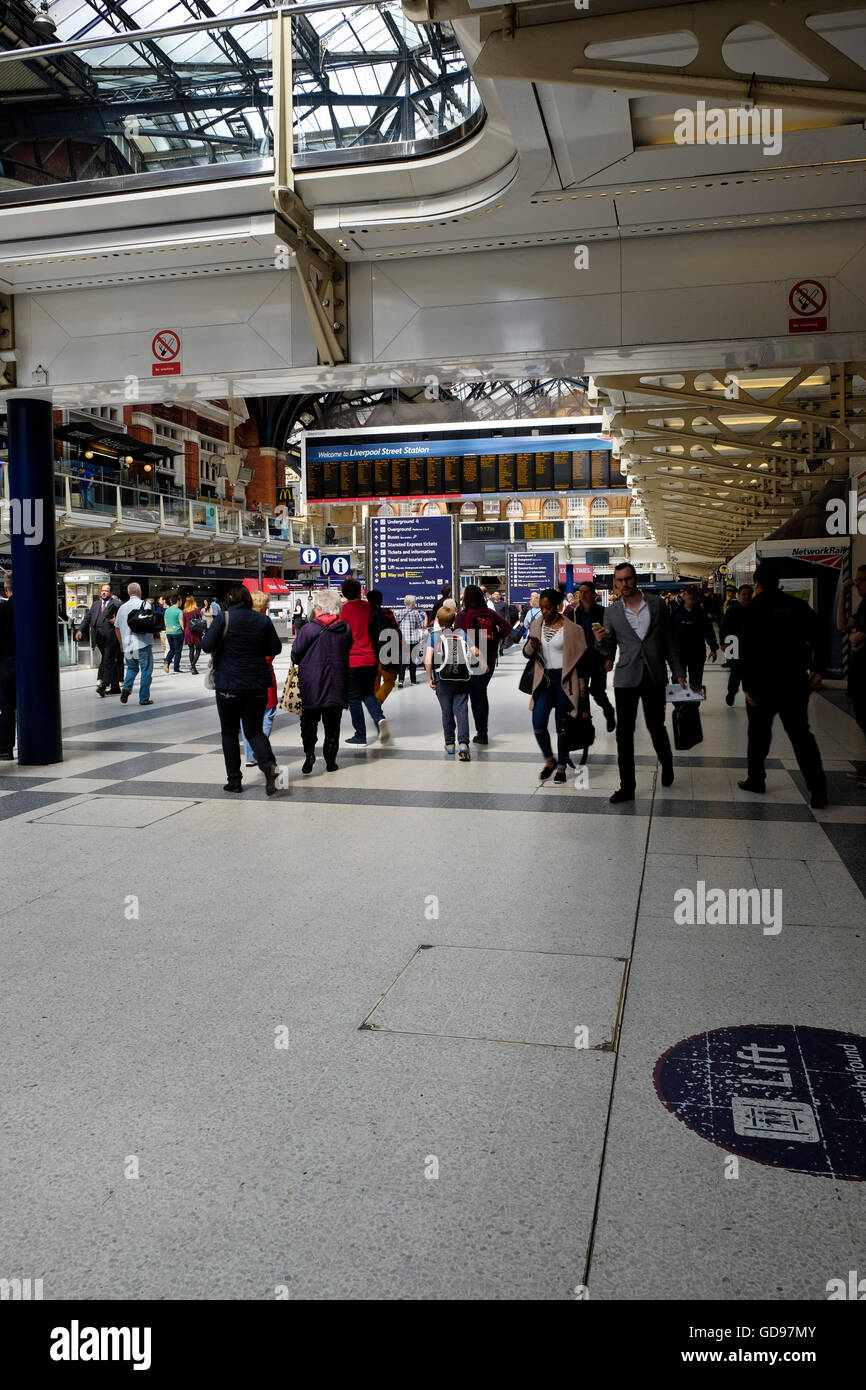 Commuters in Liverpool Street Station also known as London Liverpool ...