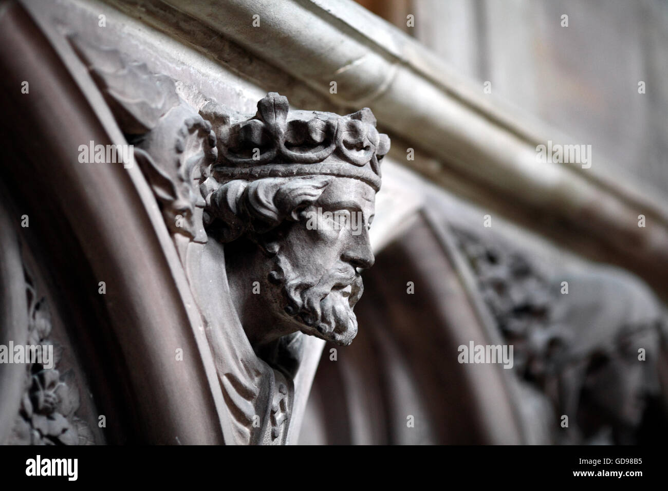 Stone carving of a King of England wearing a crown Stock Photo - Alamy
