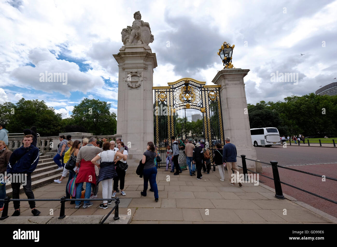 Australia gate buckingham palace hi-res stock photography and images ...
