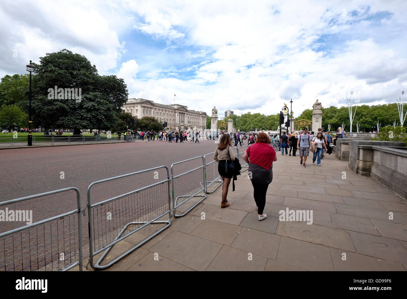 Australia gate buckingham palace hi-res stock photography and images ...