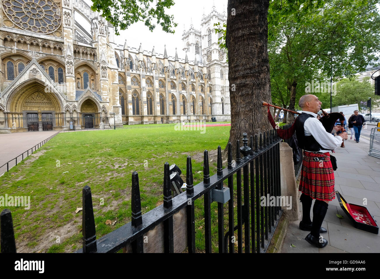 A piper plays the bagpipes outside Westminster Abby Stock Photo - Alamy