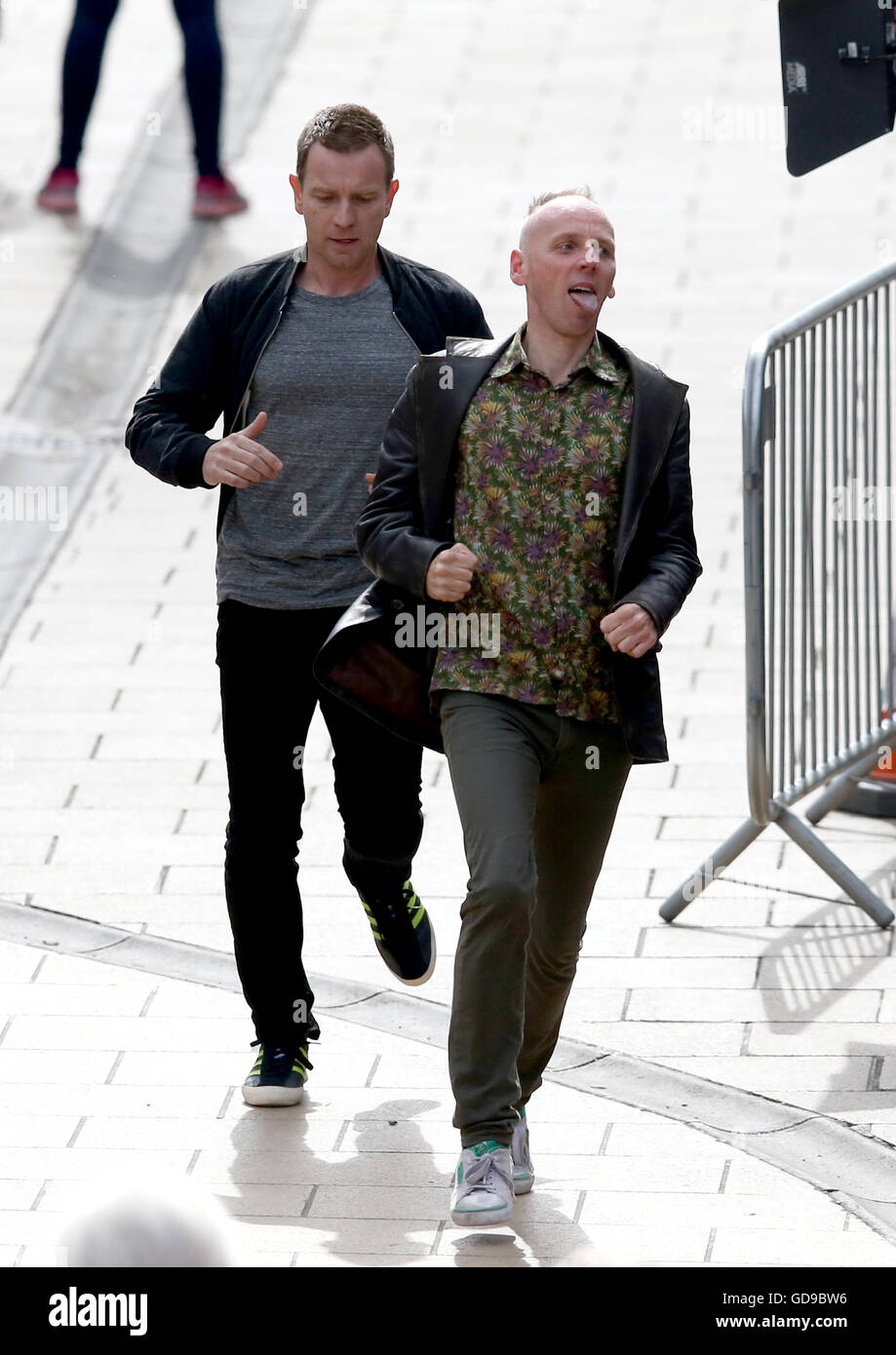Actors Ewan McGregor (front) and Ewan Bremner (behind) running through ...