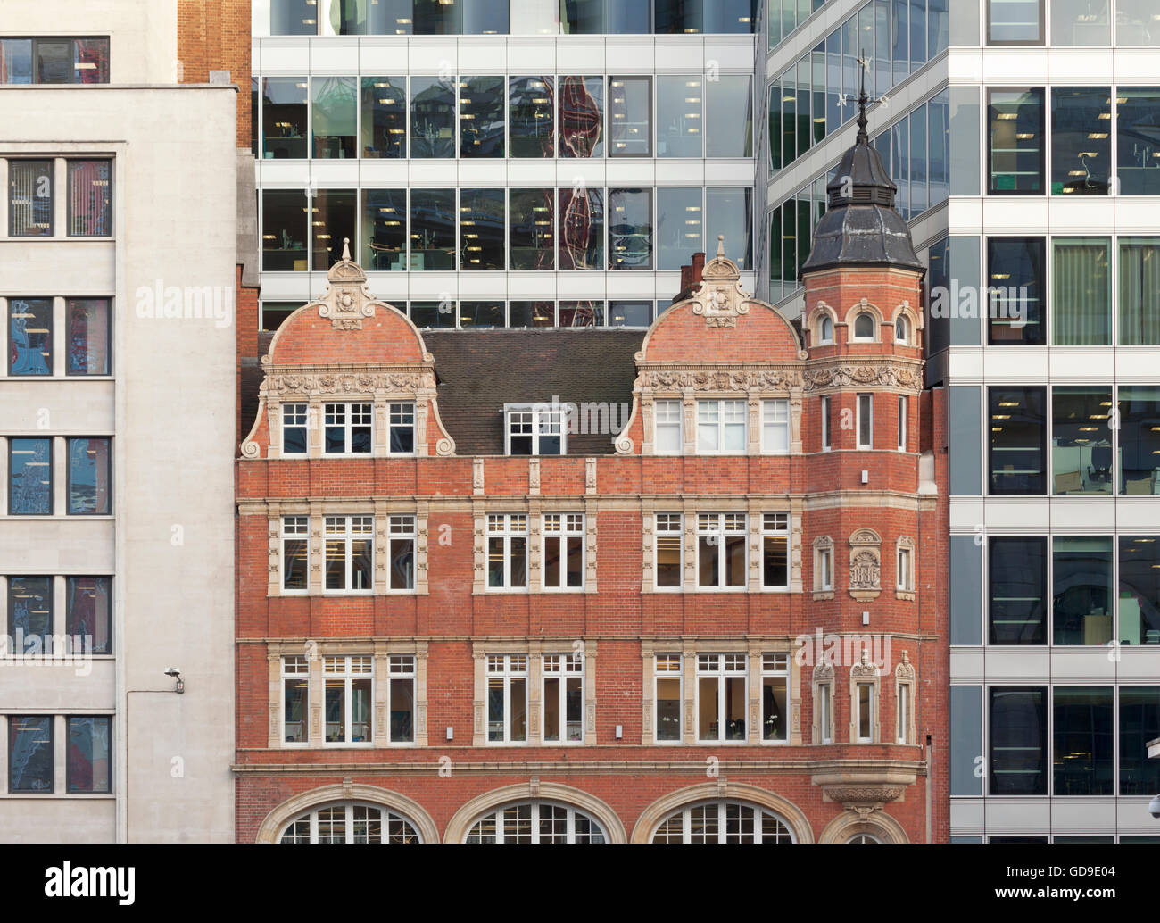 London traditional red brick buildings hi-res stock photography and ...