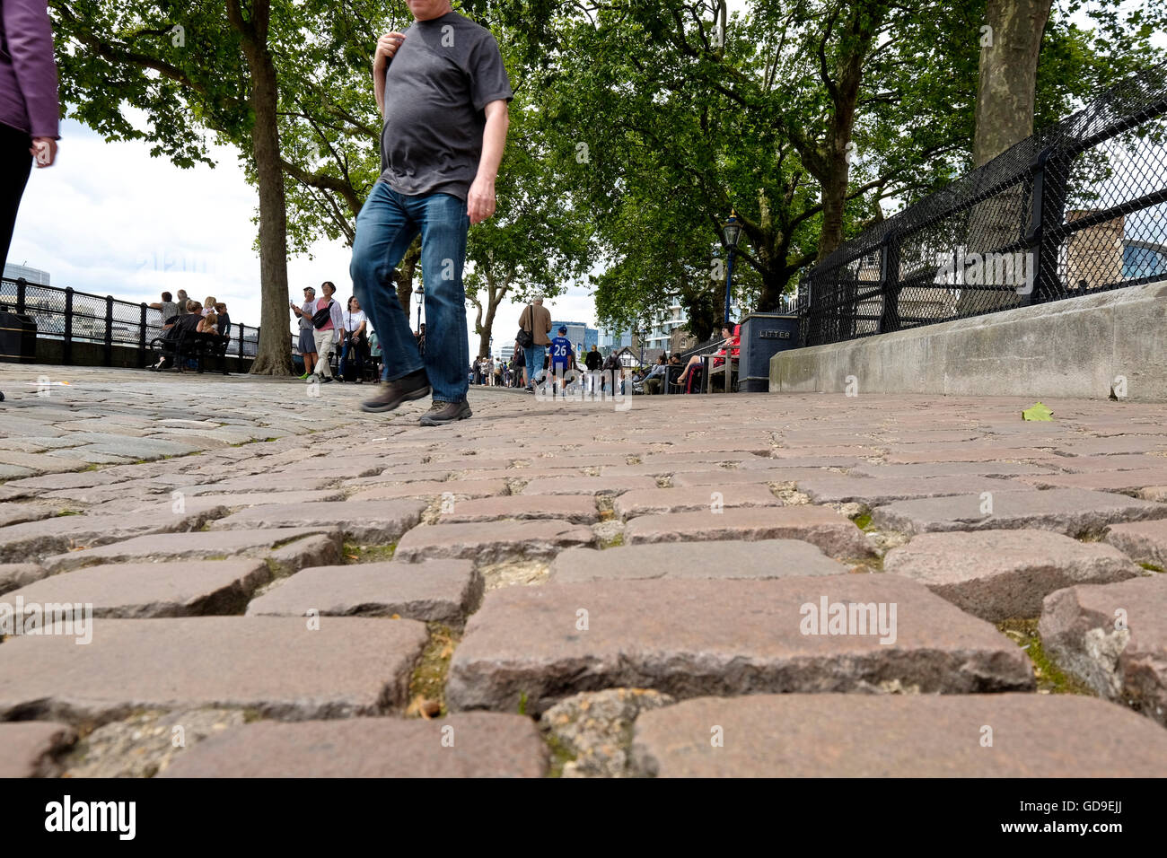 Benches embankment hi-res stock photography and images - Alamy
