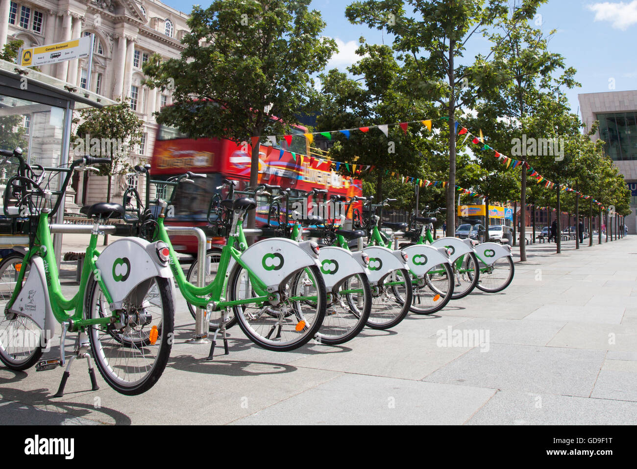 Liverpool city centre cycling bike stations hi-res stock photography ...