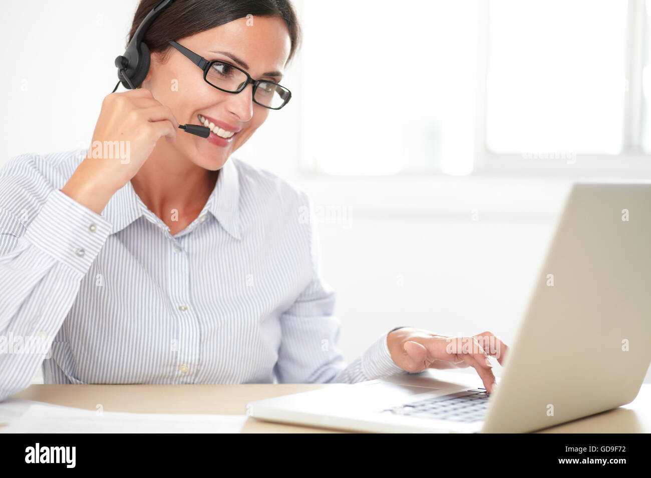 Callcenter lady hi-res stock photography and images - Alamy