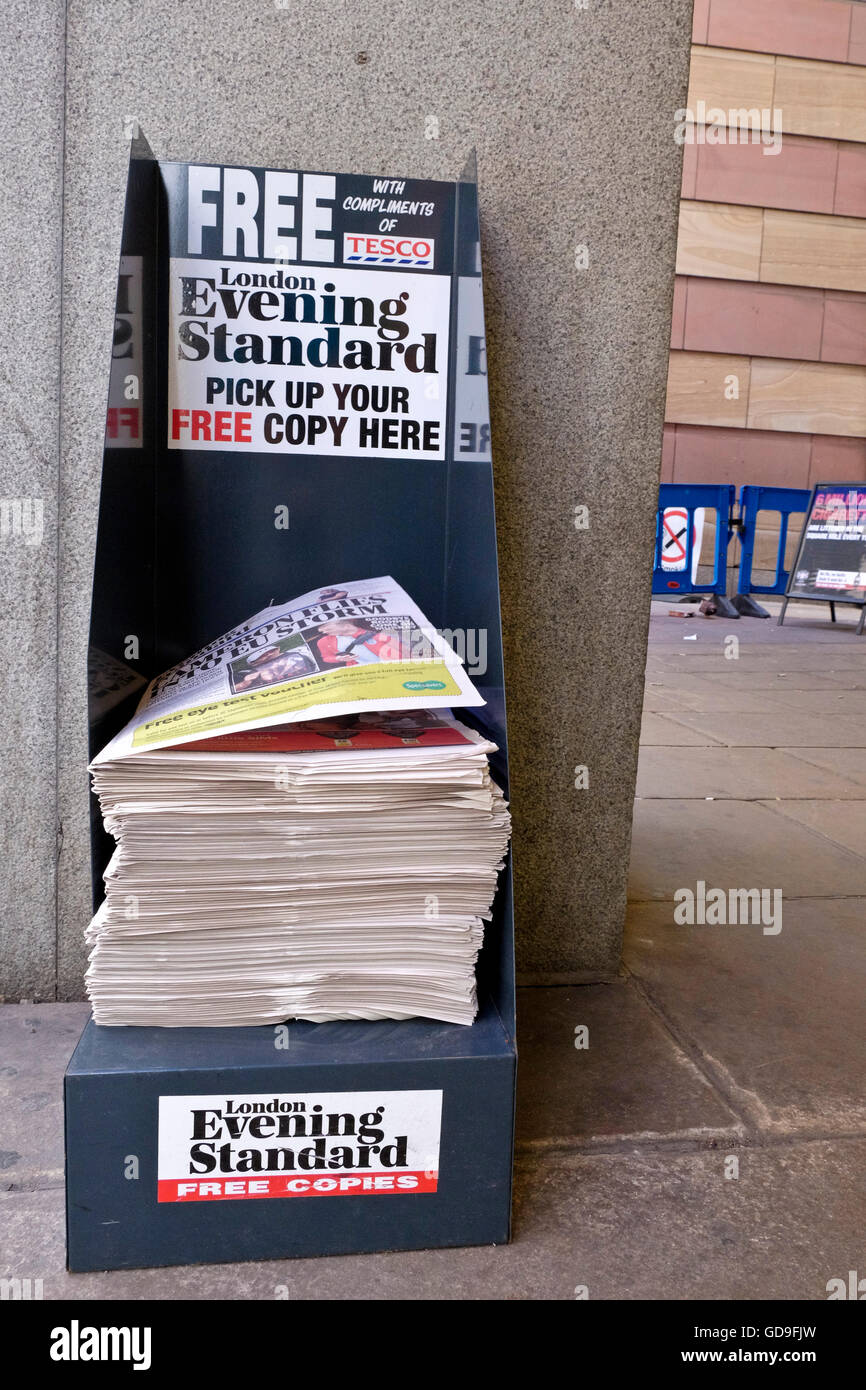 Newspaper stand street hi-res stock photography and images - Alamy