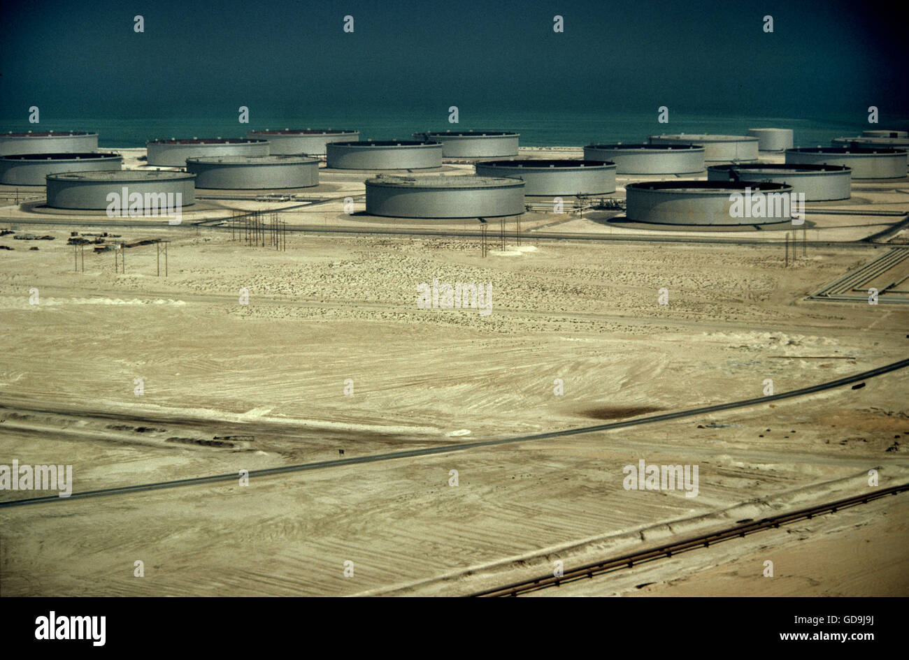Oil storage tank middle east hi-res stock photography and images - Alamy
