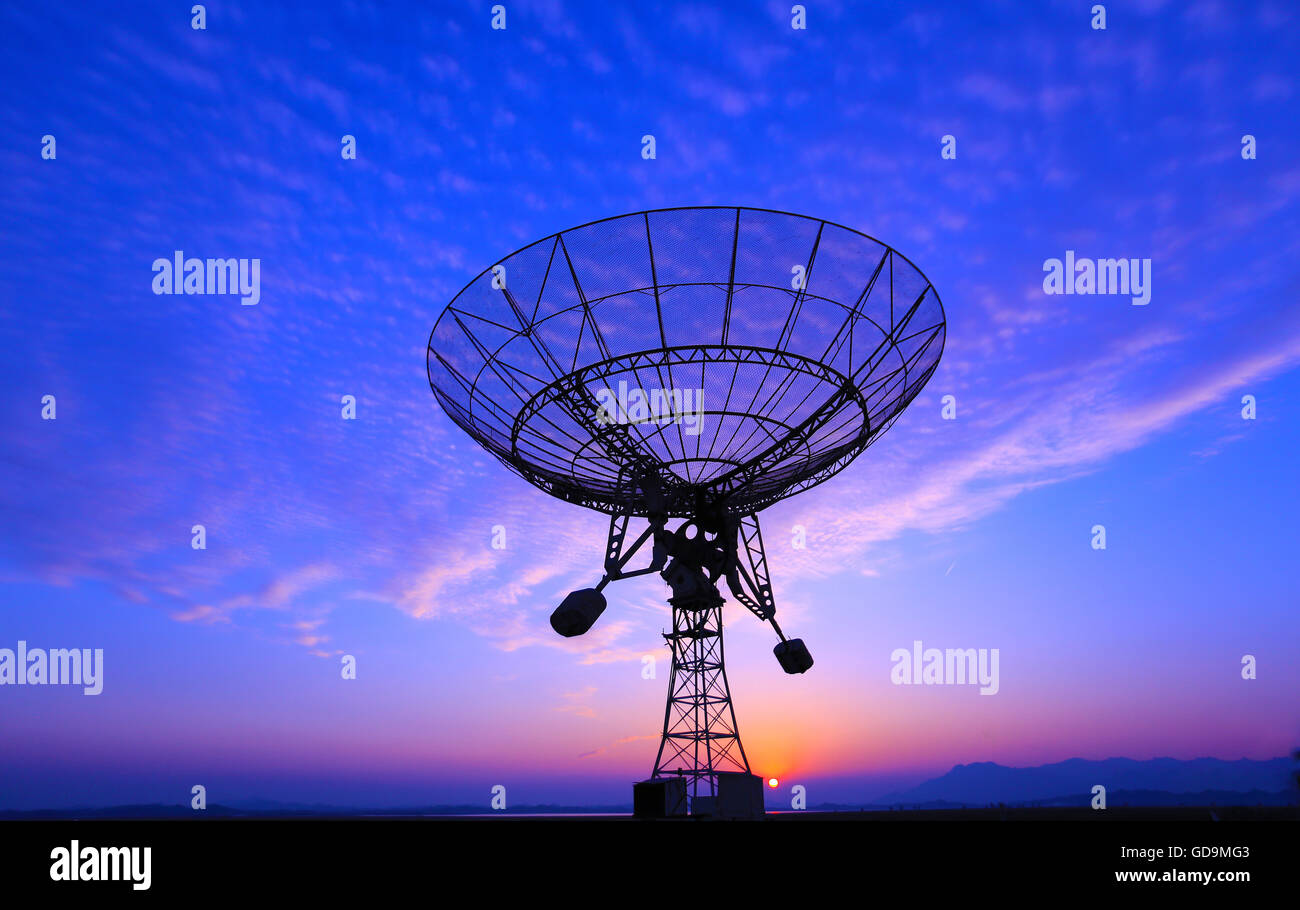 Satellite receiver hi-res stock photography and images - Alamy