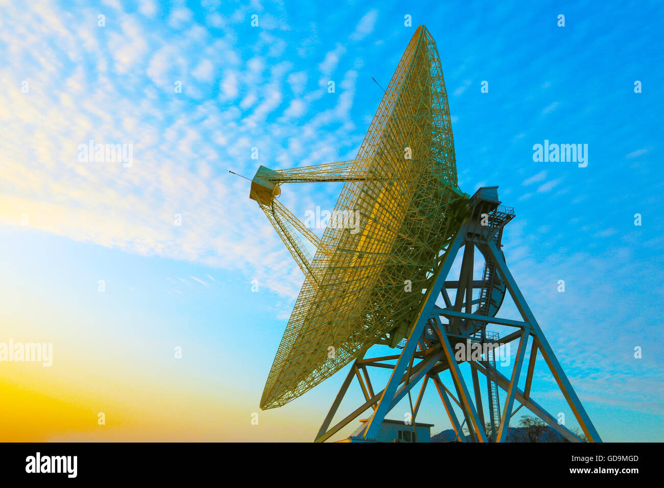 Satellite receiver hi-res stock photography and images - Alamy