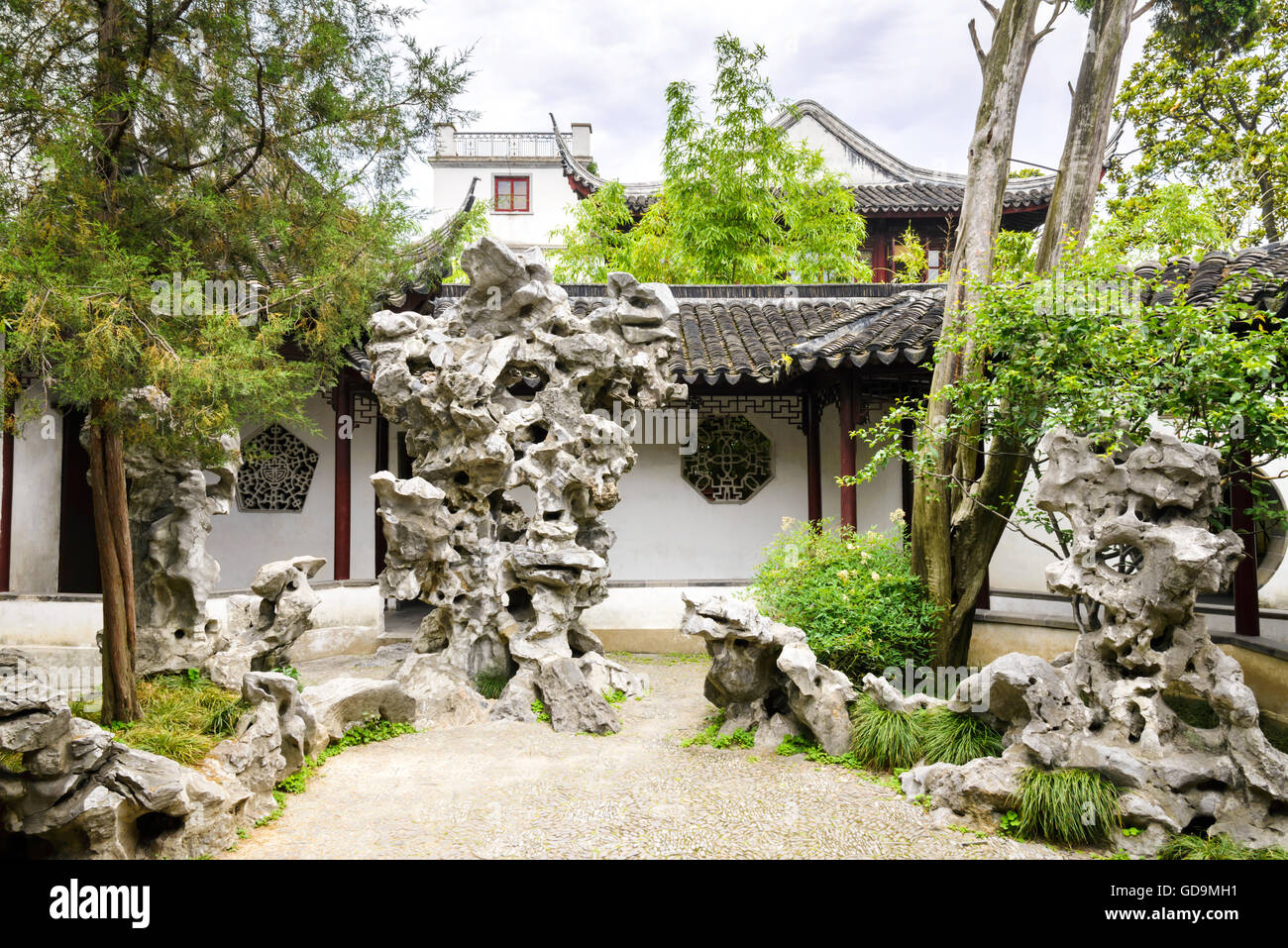 Traditional formal courtyard garden hi-res stock photography and images ...
