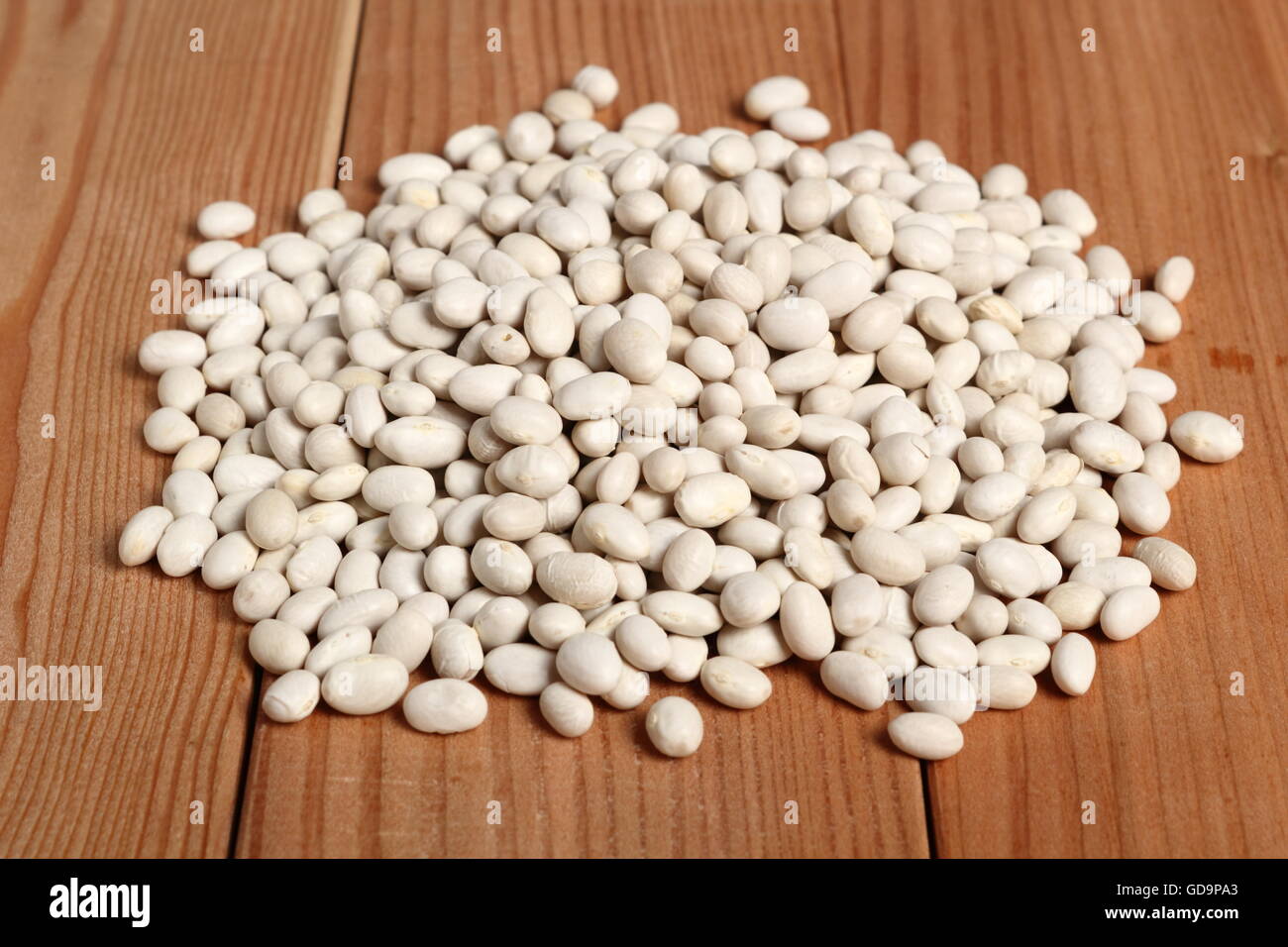 Navy beans at wooden plank background Stock Photo - Alamy