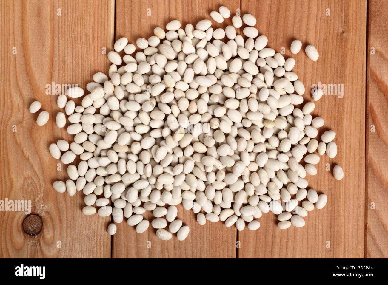 Navy beans at wooden plank background Stock Photo - Alamy