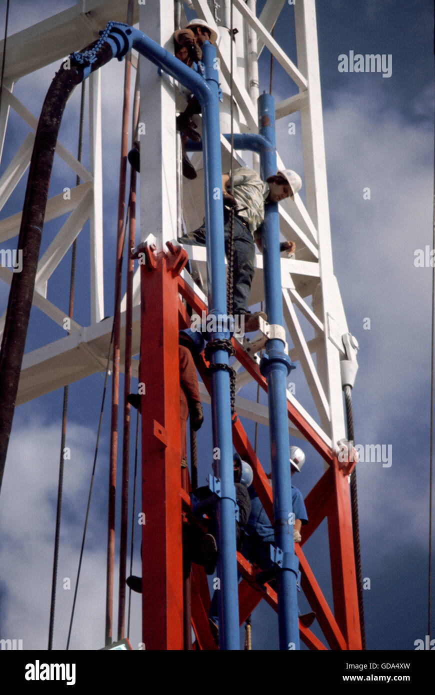 Oil rig middle east hi-res stock photography and images - Alamy