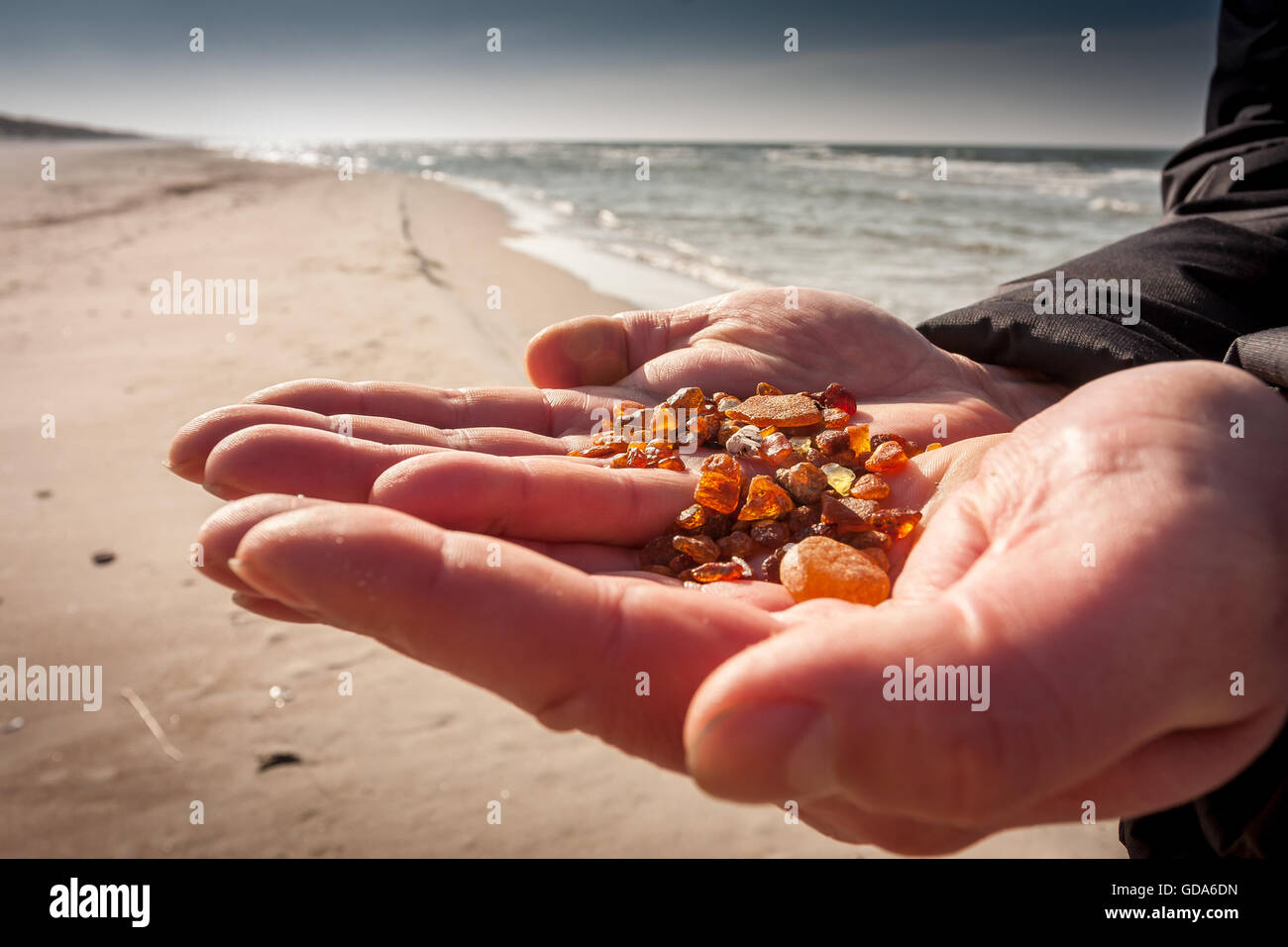A handful of small amber Stock Photo - Alamy