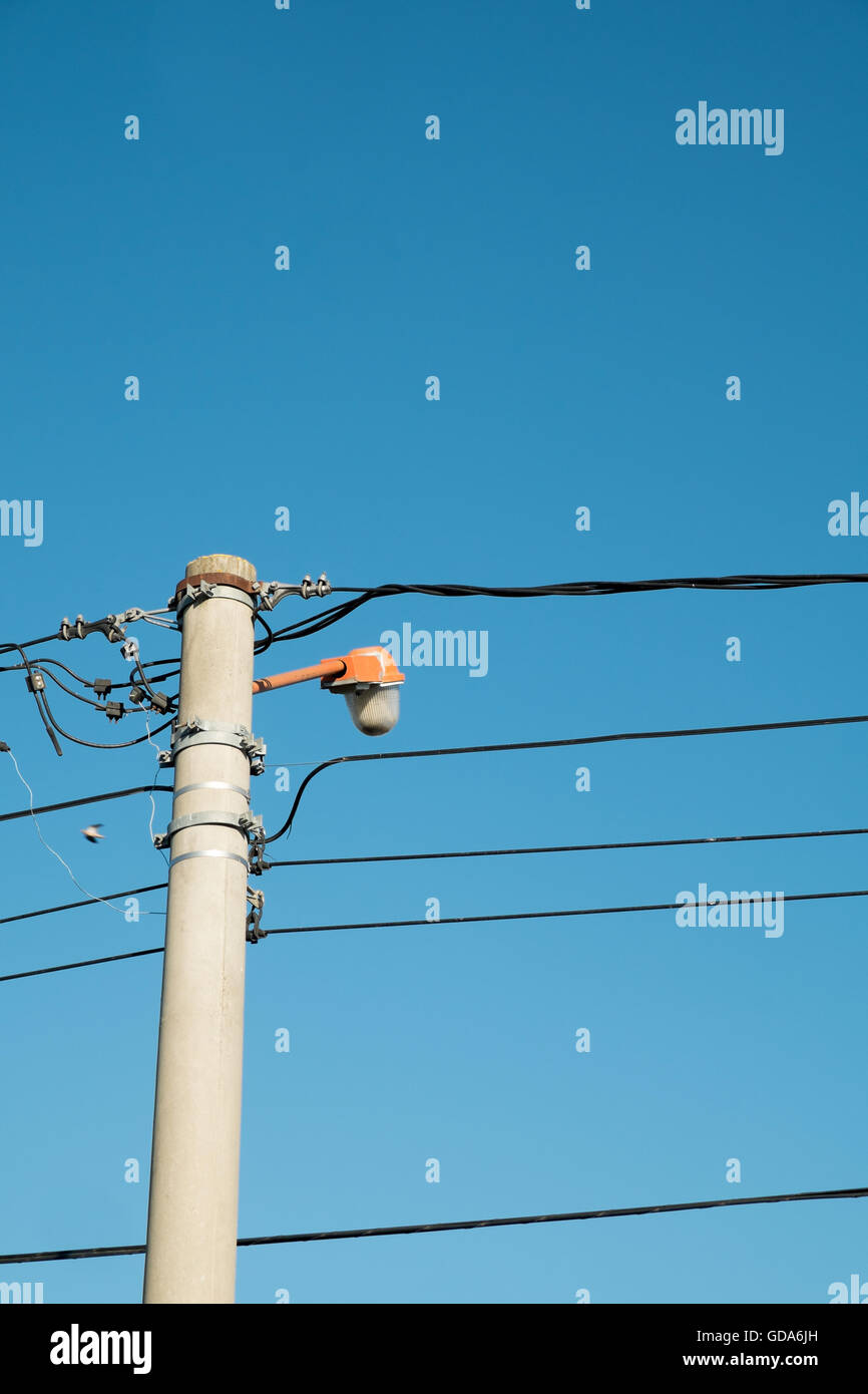 Botched wiring on an electricity pylon Stock Photo - Alamy