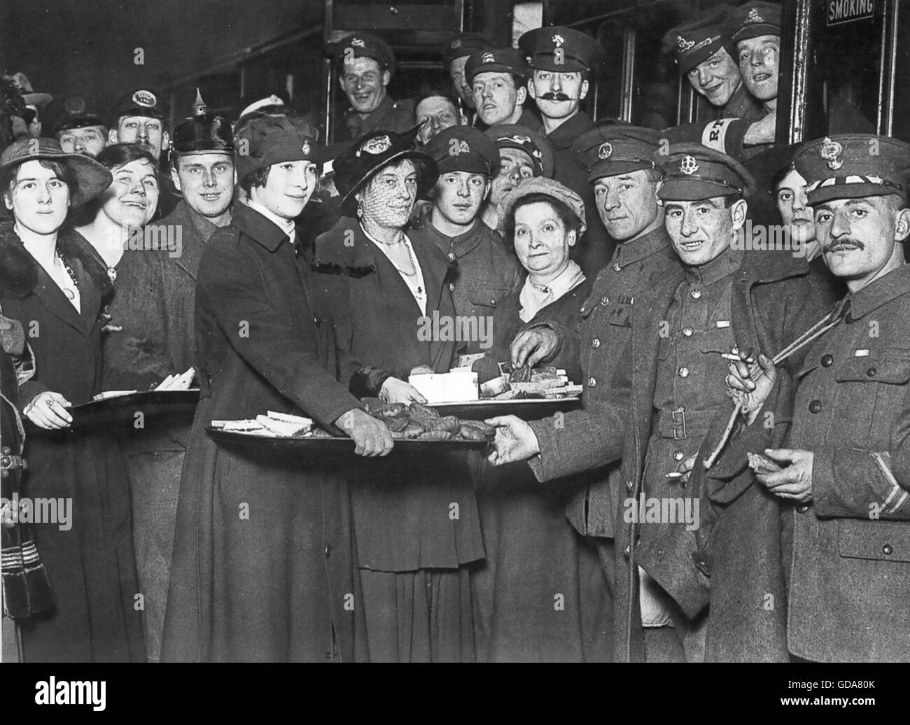 FIRST WORLD WAR Returning British soldiers are welcomed at a railway ...