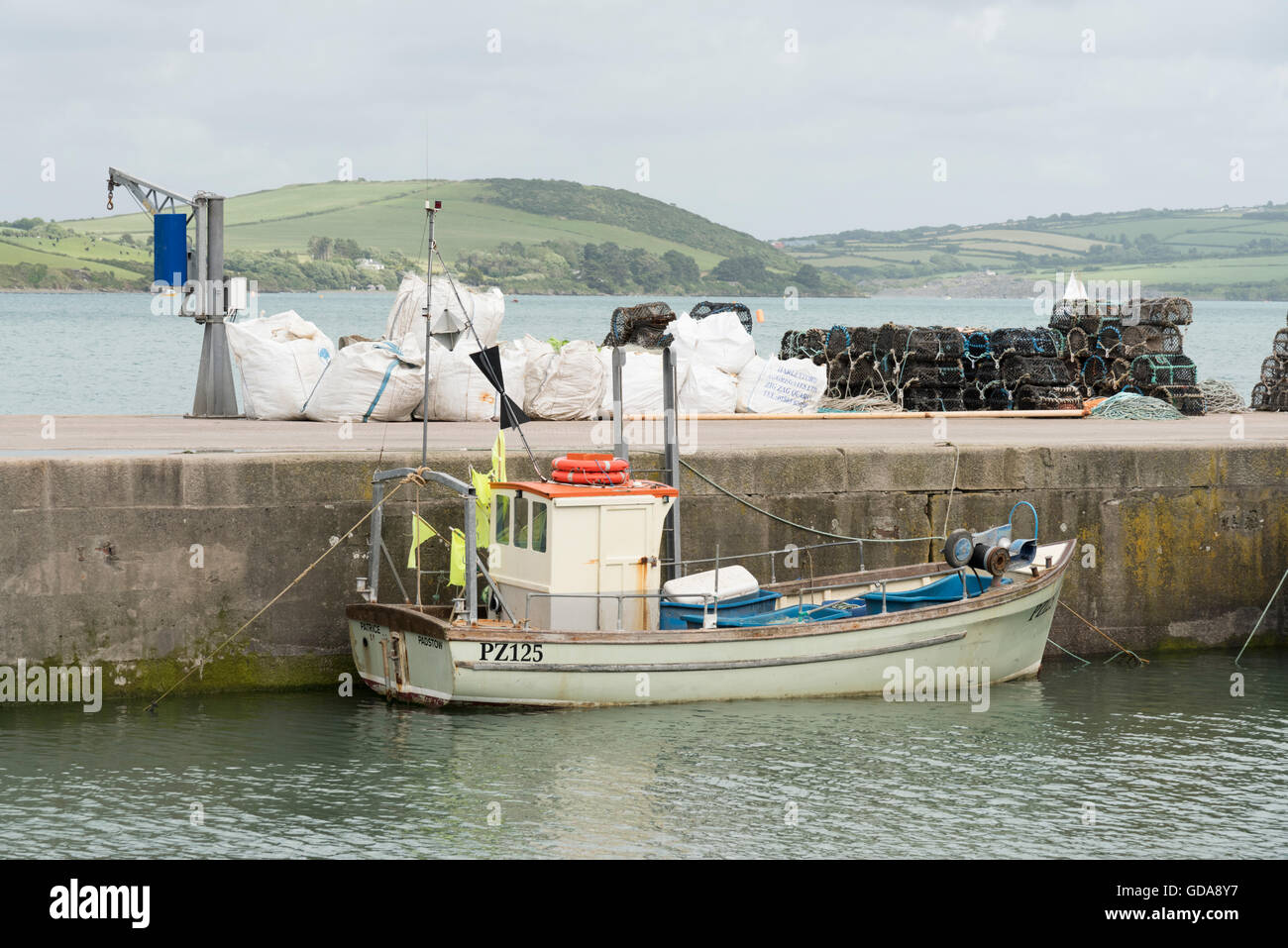 Cornish fishing port ports boats boat hi-res stock photography and ...