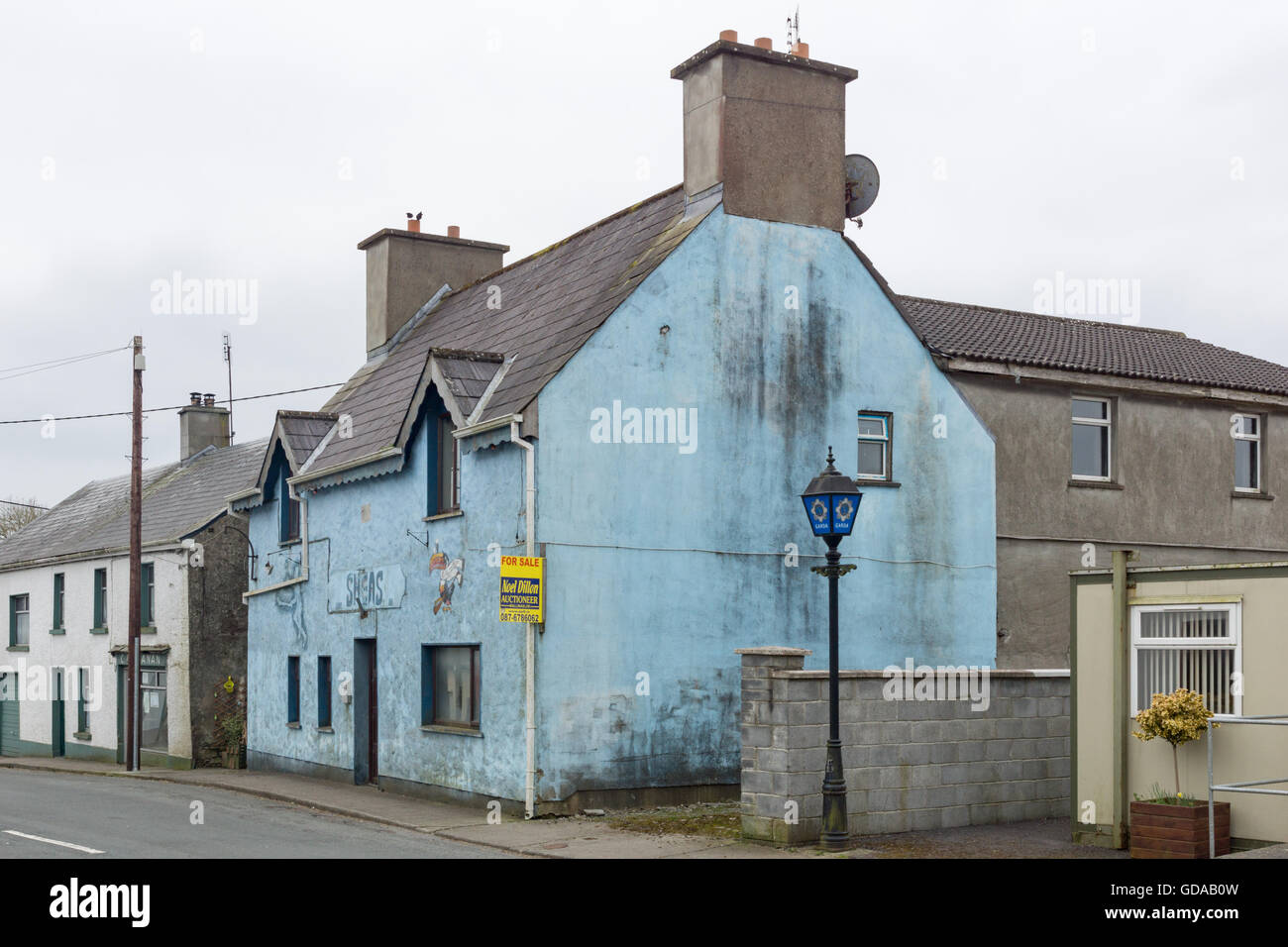 Ireland, Offaly, Clonmacnoise, Abandoned village settlement, former pub ...