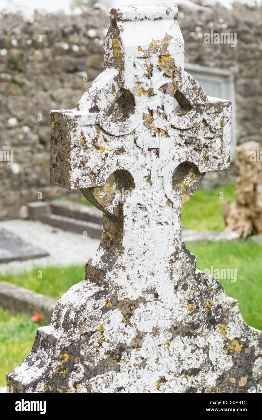Ireland clonmacnoise cemetery hi-res stock photography and images - Alamy