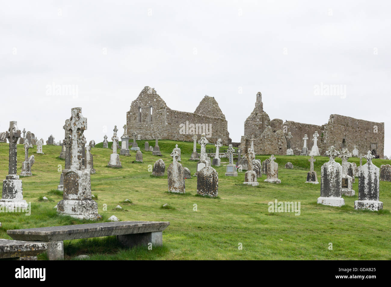 Ireland clonmacnoise cemetery hi-res stock photography and images - Alamy