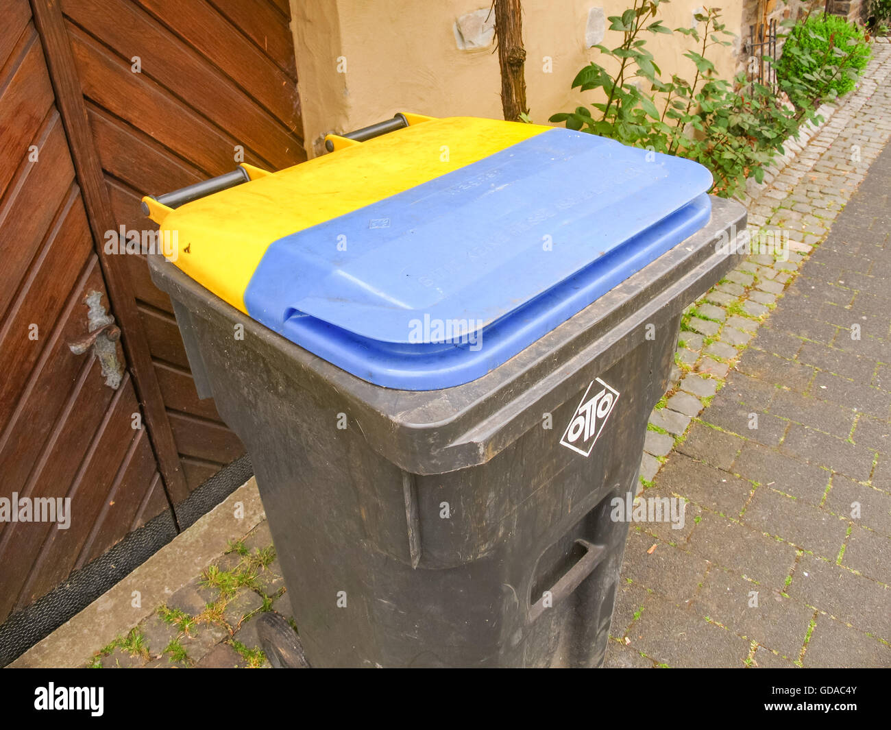 Duo dustbin hi-res stock photography and images - Alamy