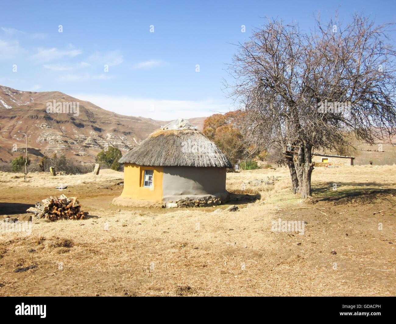 Lesotho, Thaba-Tseka, Drakensberg, House, Rundhütte Stock Photo - Alamy