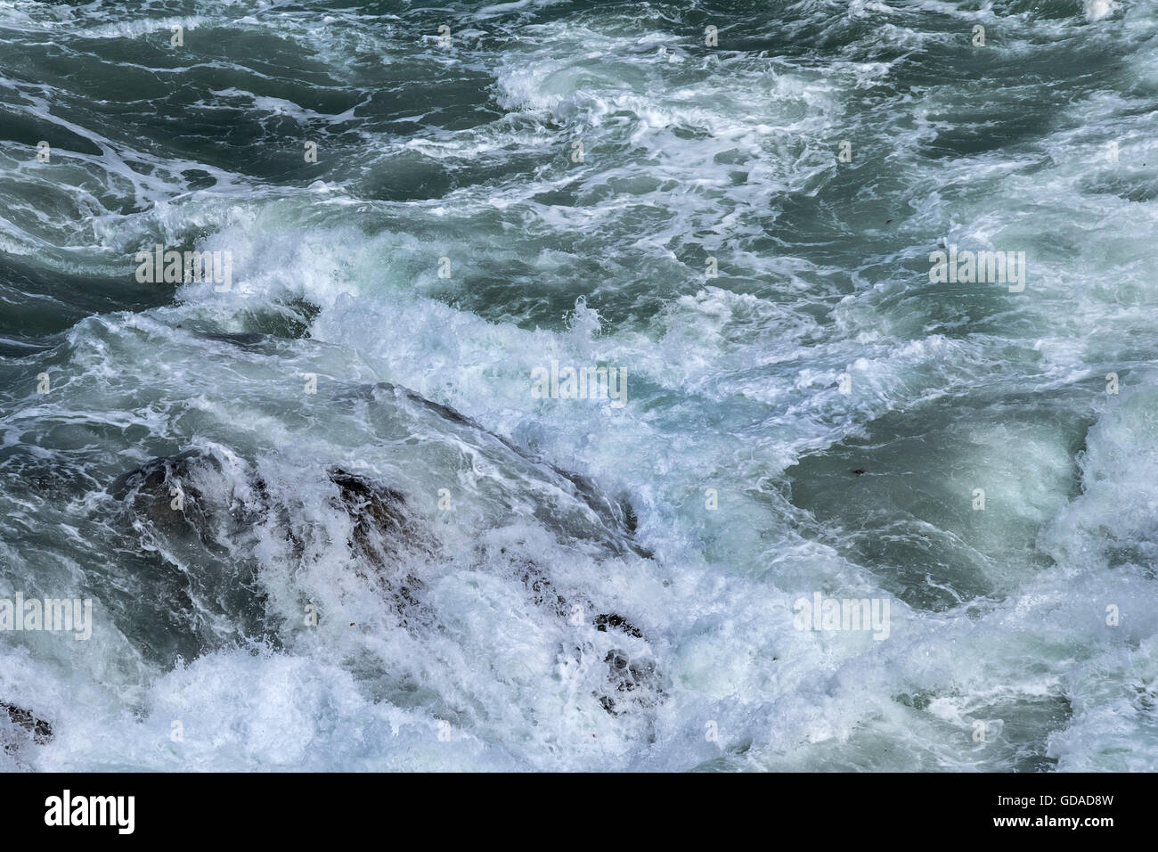 Rough sea crashing onto rocks hi-res stock photography and images - Alamy
