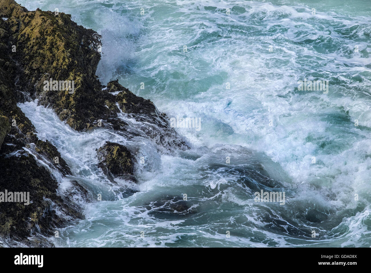 Rough sea crashing onto rocks hi-res stock photography and images - Alamy