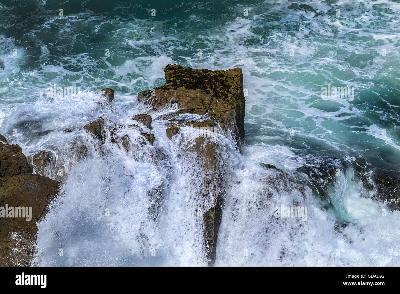 Rough sea crashing onto rocks hi-res stock photography and images - Alamy