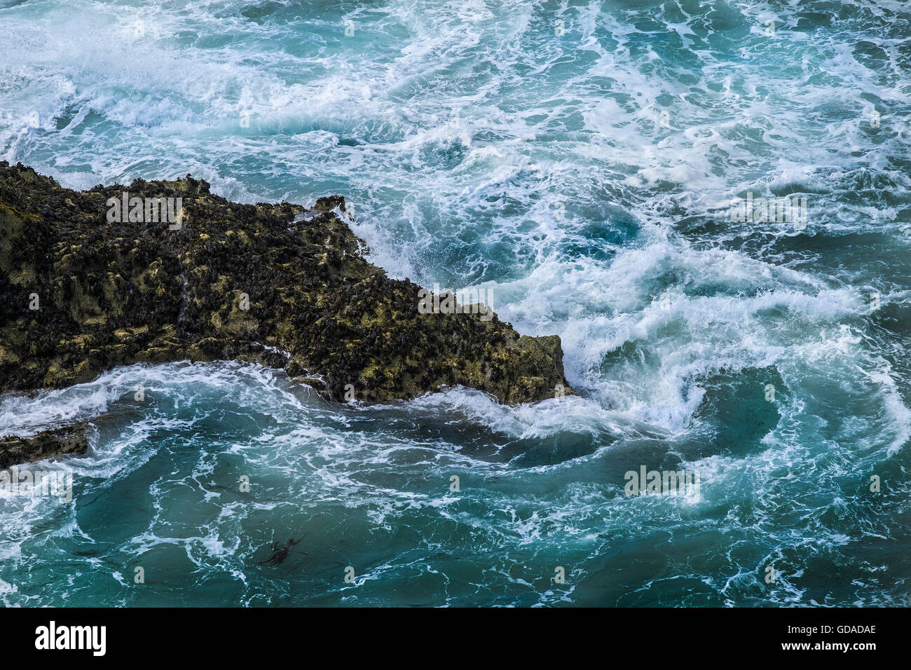 Rough sea crashing onto rocks hi-res stock photography and images - Alamy