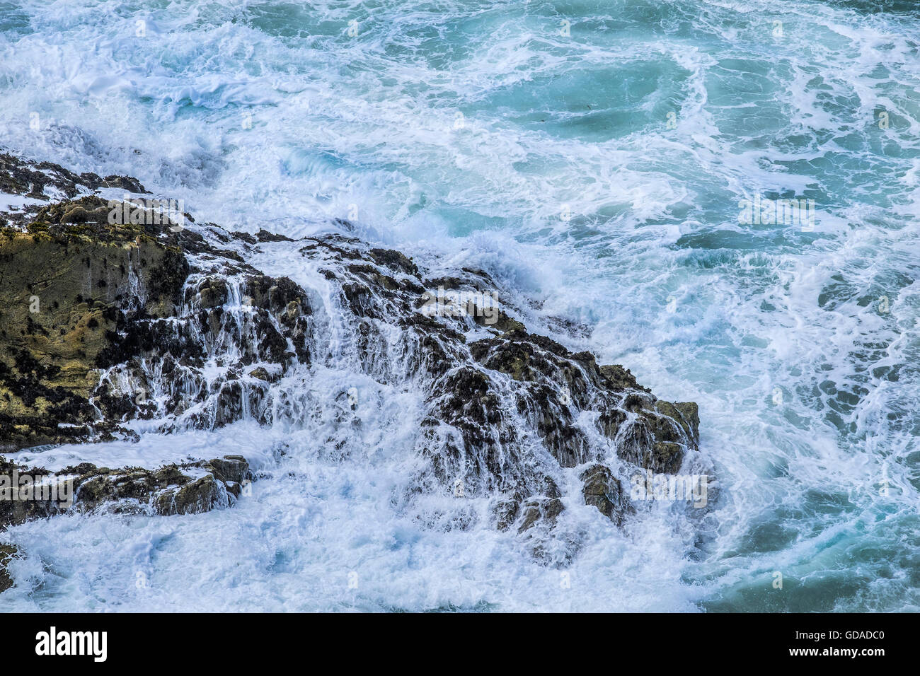 Rough sea crashing onto rocks on the North Cornwall coast Stock Photo ...